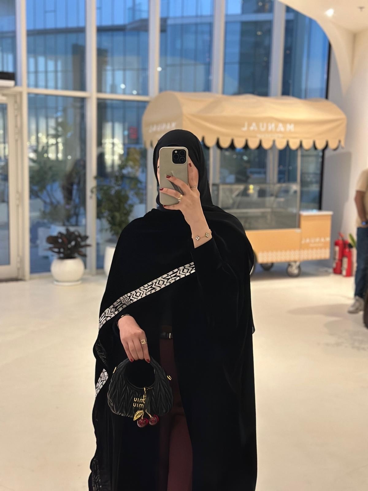 W010 – ELV ABAYA